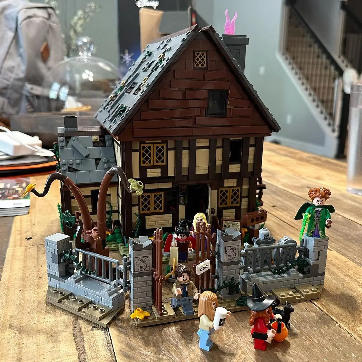 LEGO® Hocus Pocus: The Sanderson Sisters' Cottage | Official LEGO® BH