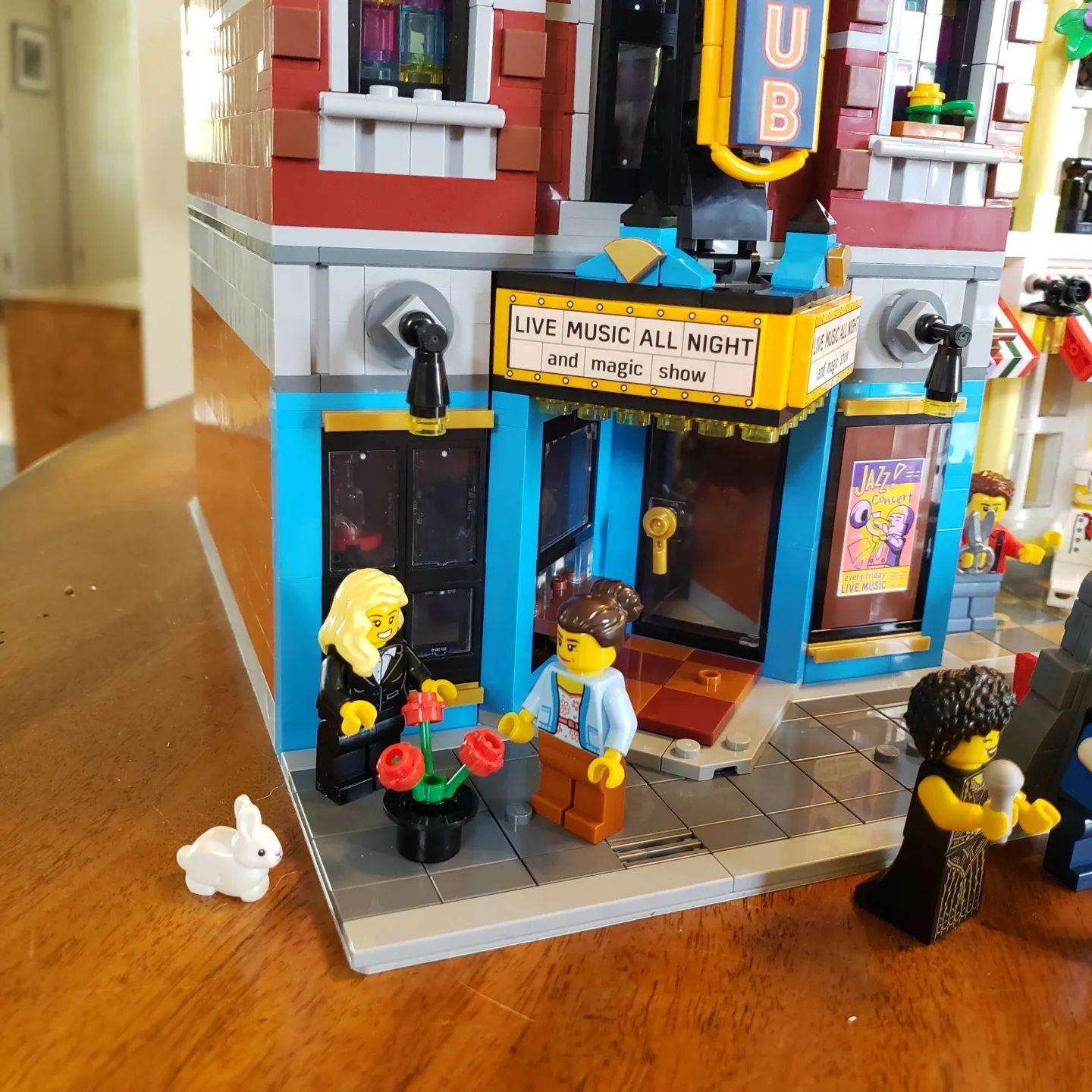 Buy LEGO® Jazz Club 10312 Online | Official LEGO® AE