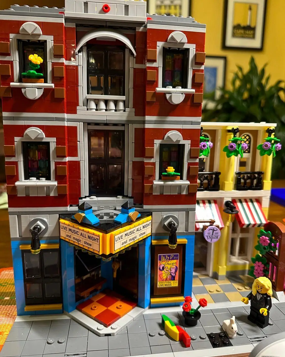 Buy LEGO® Jazz Club 10312 Online | Official LEGO® AE