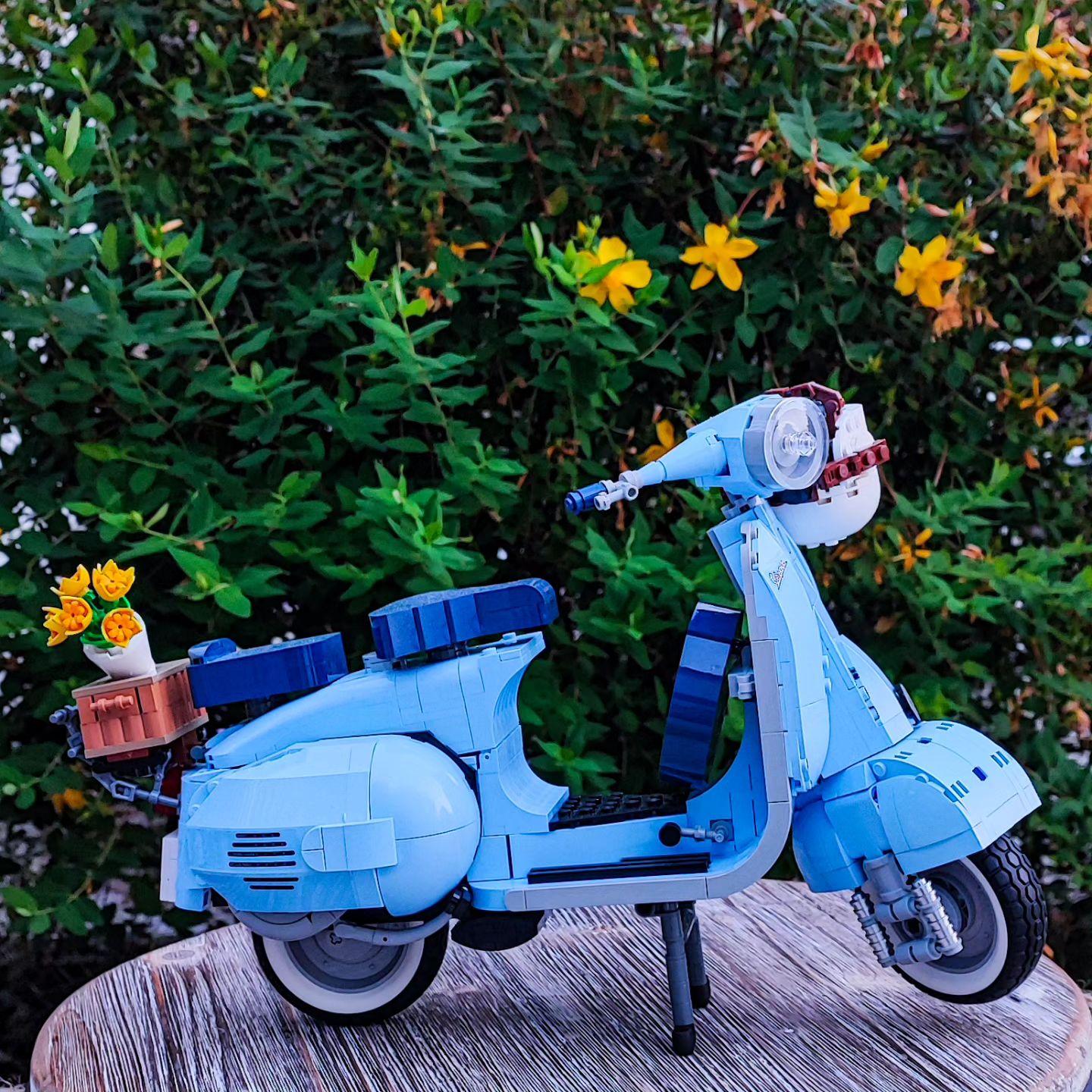 Buy LEGO® Vespa 125 Set 10298 Online | Official LEGO® QA