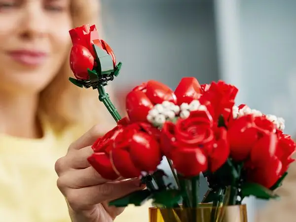 LEGO® Bouquet of Roses | Official LEGO® AE